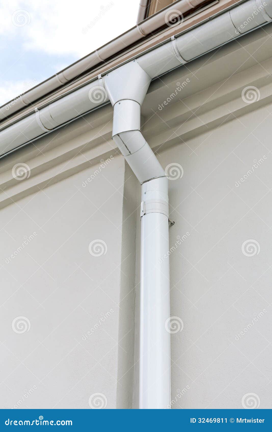 Calha na parede branca imagem de stock. Imagem de casa - 32469811