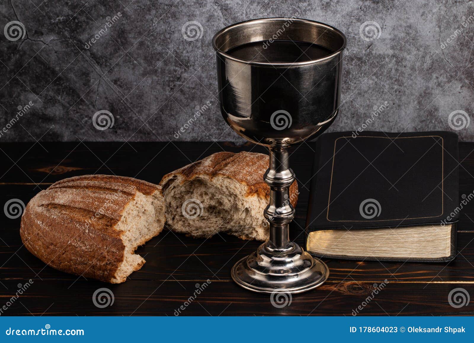 Calice De Communion Avec Du Vin Et Du Pain Image stock - Image du ...