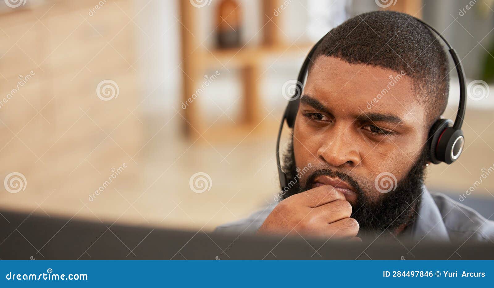 Call Center, Thinking and Man, Agent or Consultant with Technical ...