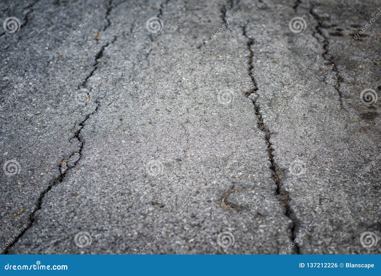 Calle agrietada foto de archivo. Imagen de carril, carretera - 137212226