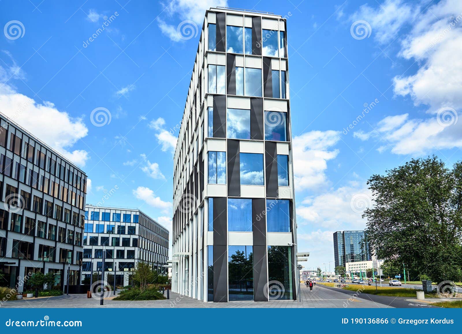 Calle Con Edificios De Oficinas Modernos Foto de archivo - Imagen de pavimento, ciudad: 190136866