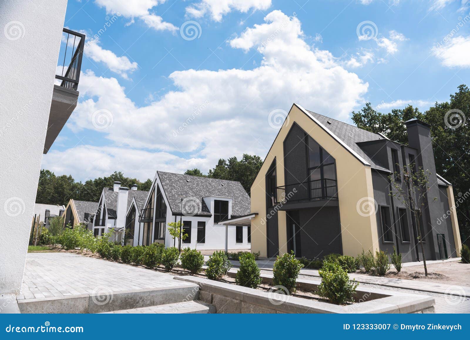 Calle Con Las Casas Lujosas Modernas Imagen de archivo - Imagen de ...