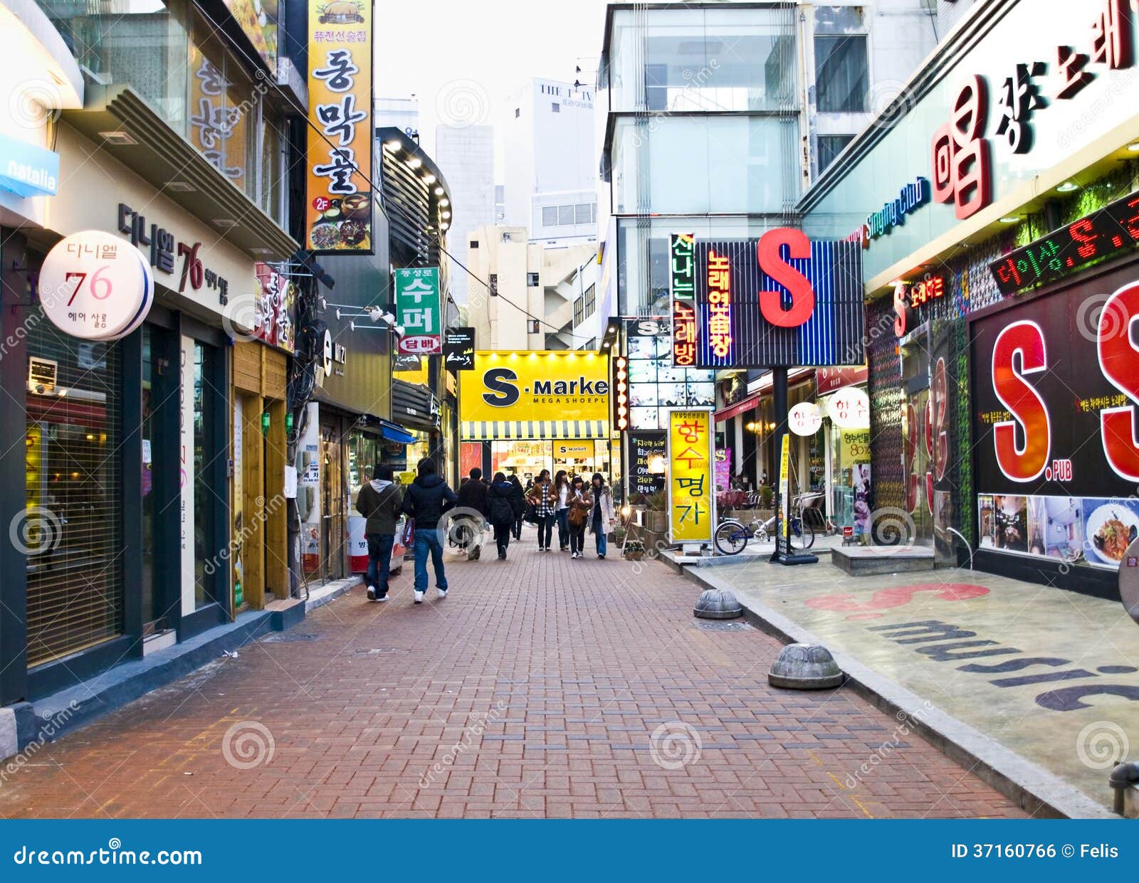 Calle coreana céntrica foto editorial. Imagen de apretado - 37160766