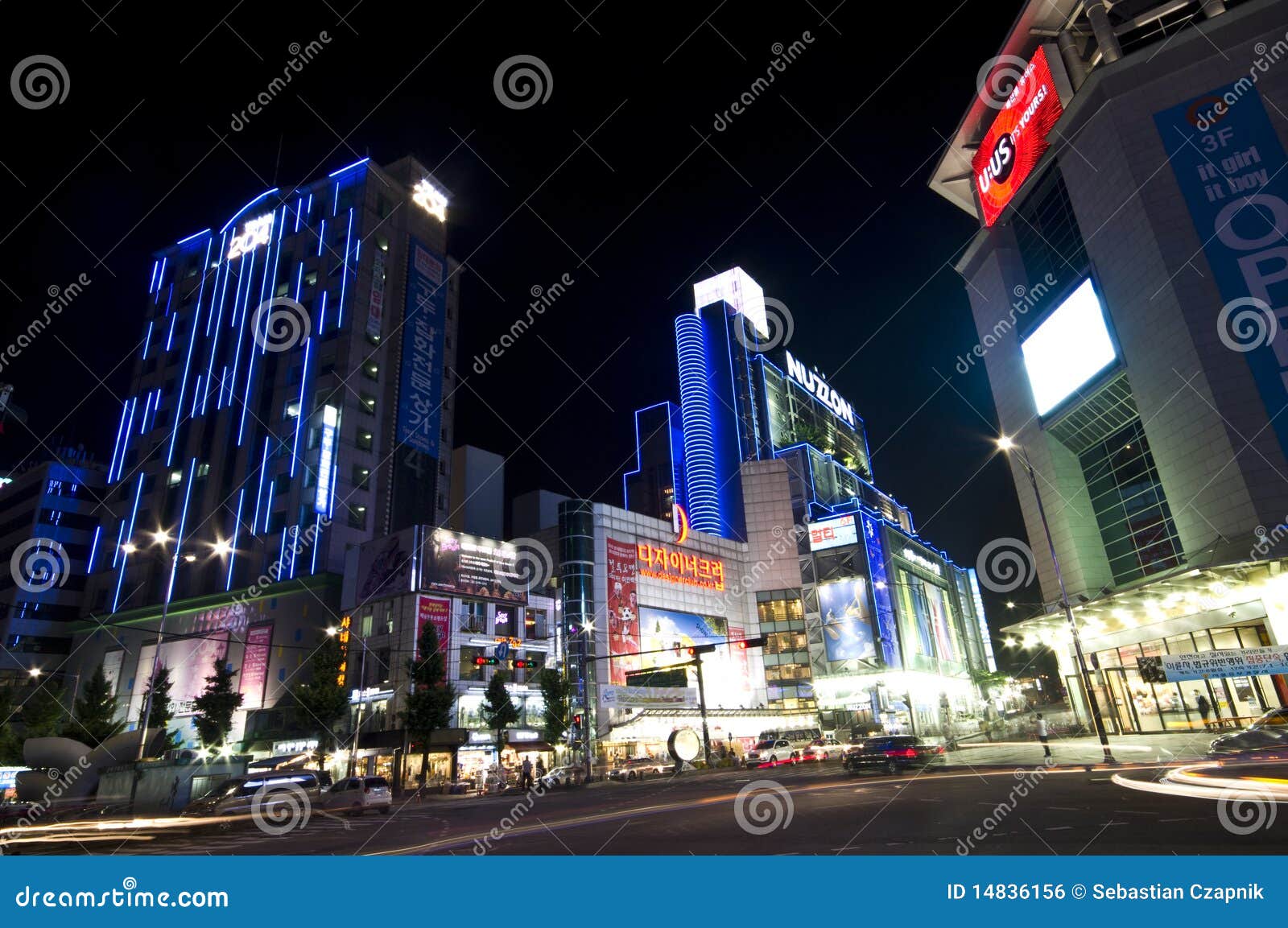 Calle coreana en la noche foto editorial. Imagen de urbano - 14836156
