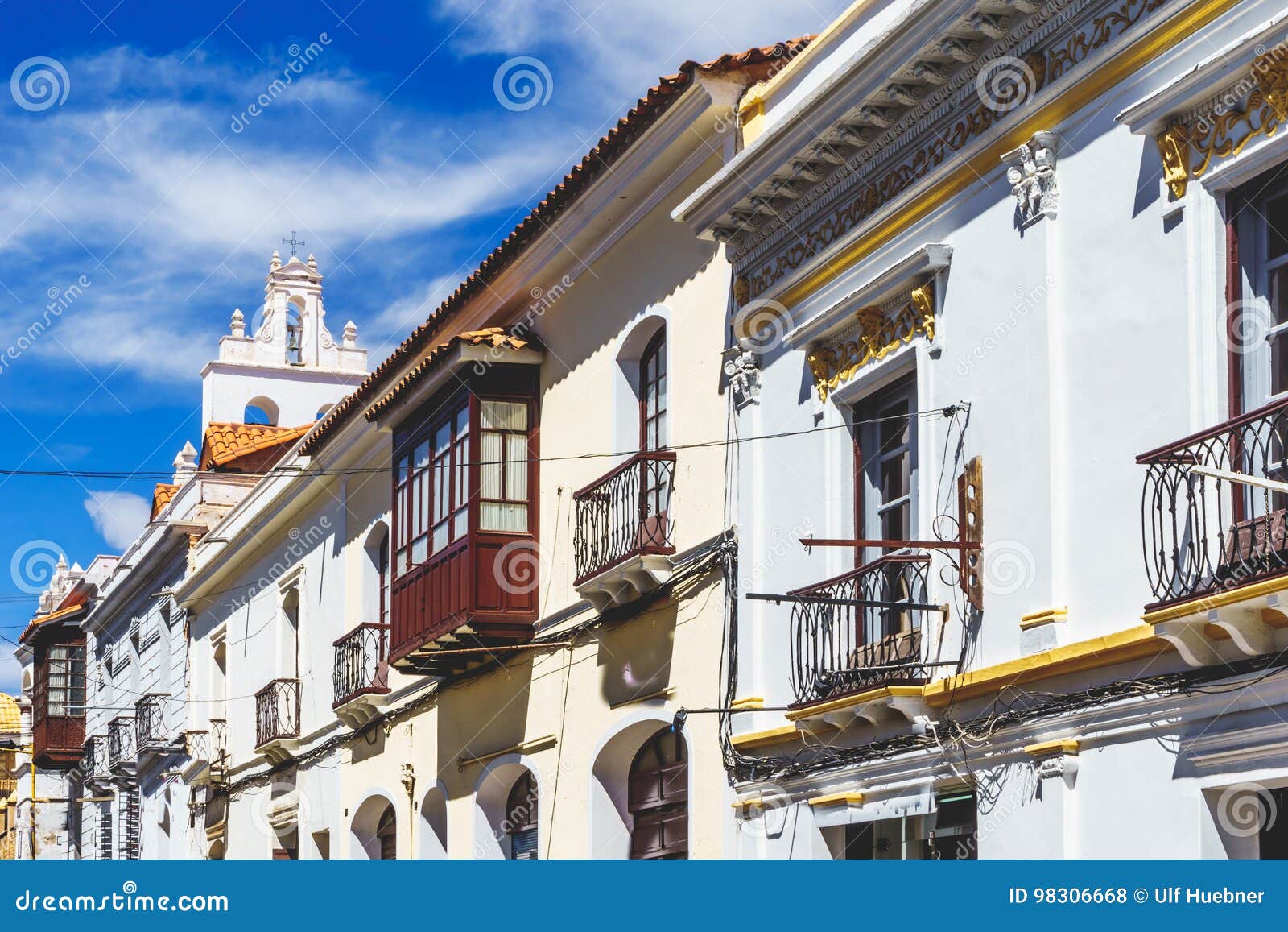Calle De Edificios Coloniales En El Centro Colonial De Sucre - Bolivia ...