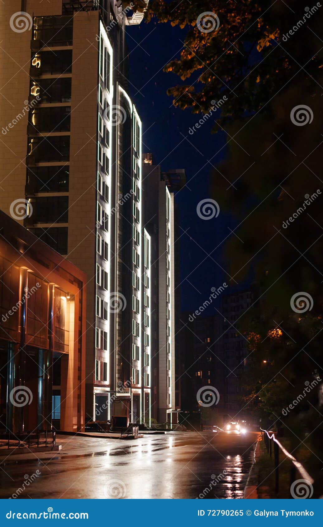 Calle De La Noche Con Los Edificios Iluminados Y Altos Imagen de ...