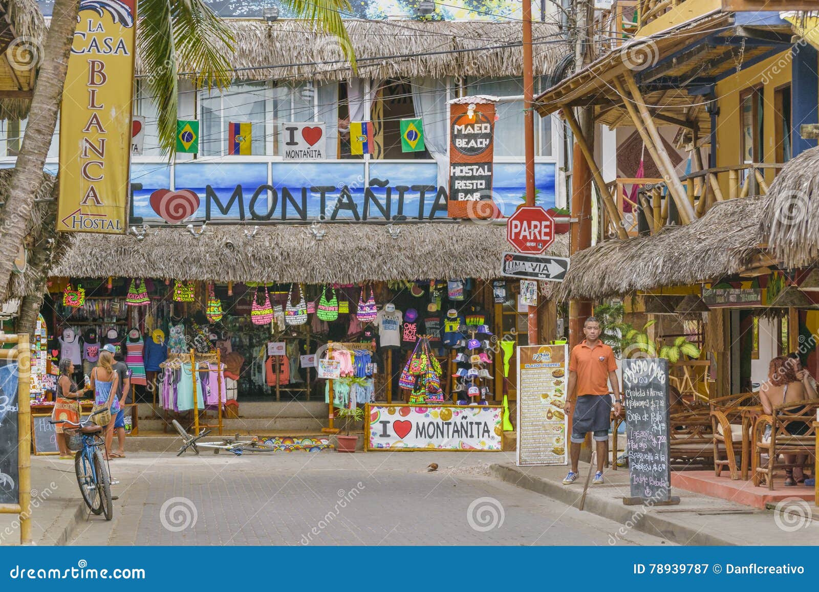 Calle de Montanita Ecuador fotografía editorial. Imagen de riego - 78939787
