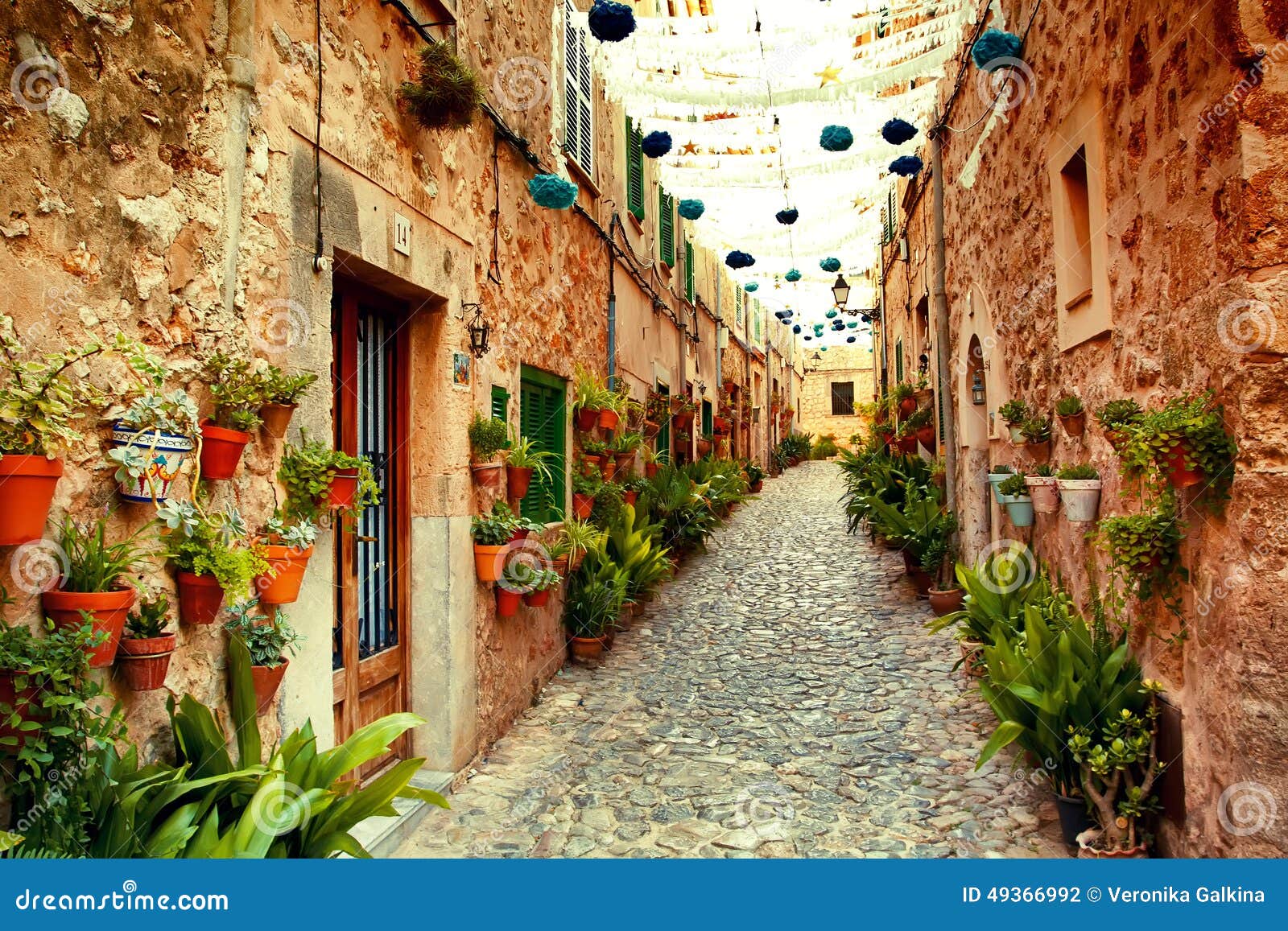 Calle En El Pueblo De Valldemossa Foto de archivo - Imagen de puerta ...