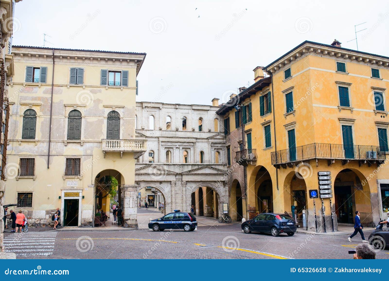 Calle en Verona, Italia foto de archivo editorial. Imagen de afuera ...