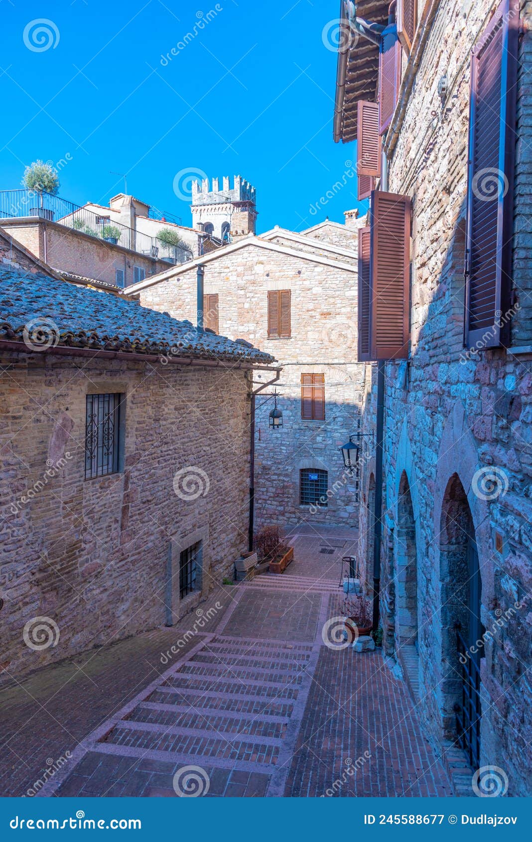 Calle Estrecha En El Casco Antiguo De Assisi, En Italia Fotografía ... Calle Estrecha En El Casco Antiguo De Assisi, En Italia Fotografía ...