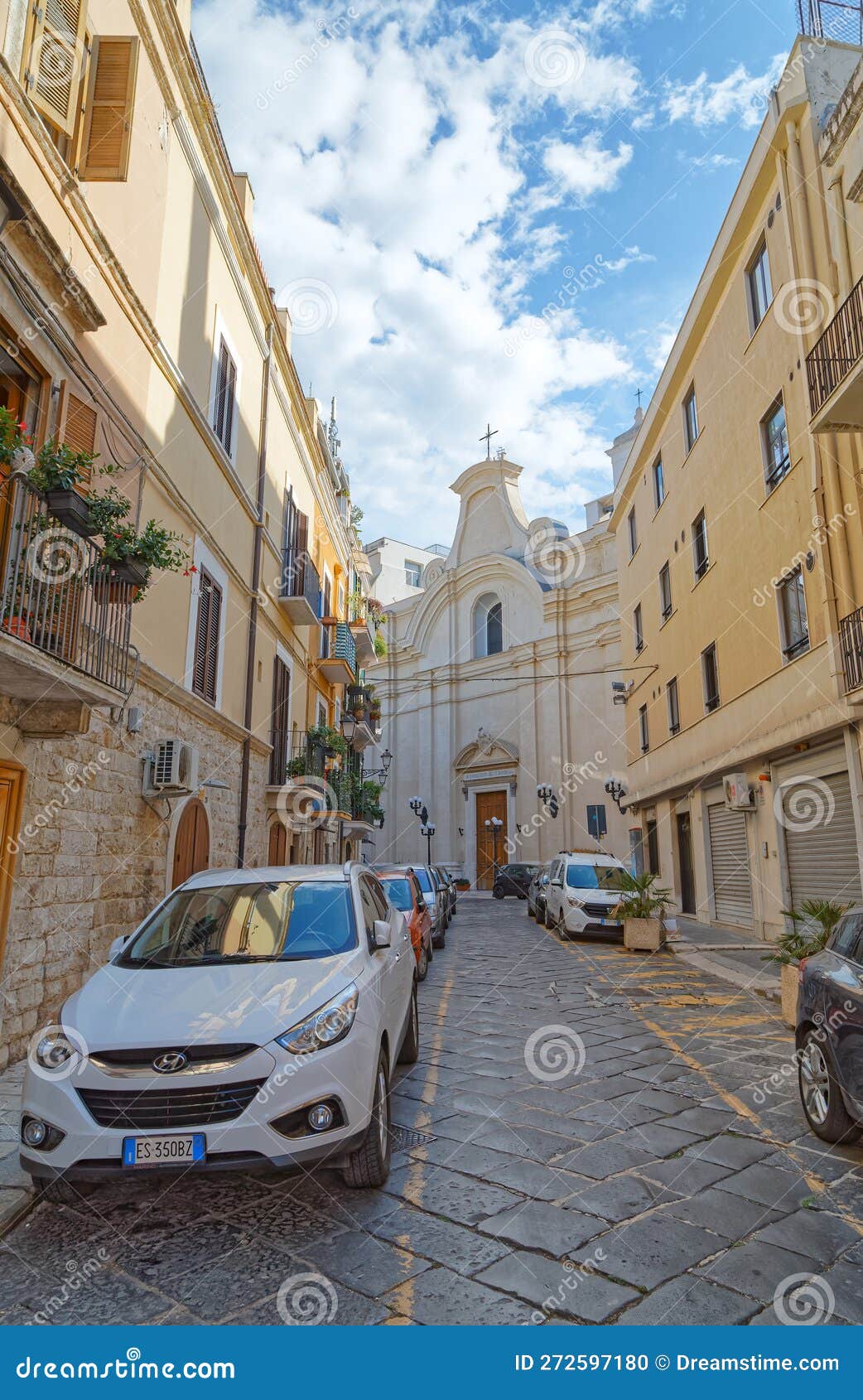 Calle Estrecha En El Puerto De Bari Italy Imagen editorial - Imagen de ... Calle Estrecha En El Puerto De Bari Italy Imagen editorial - Imagen de ...