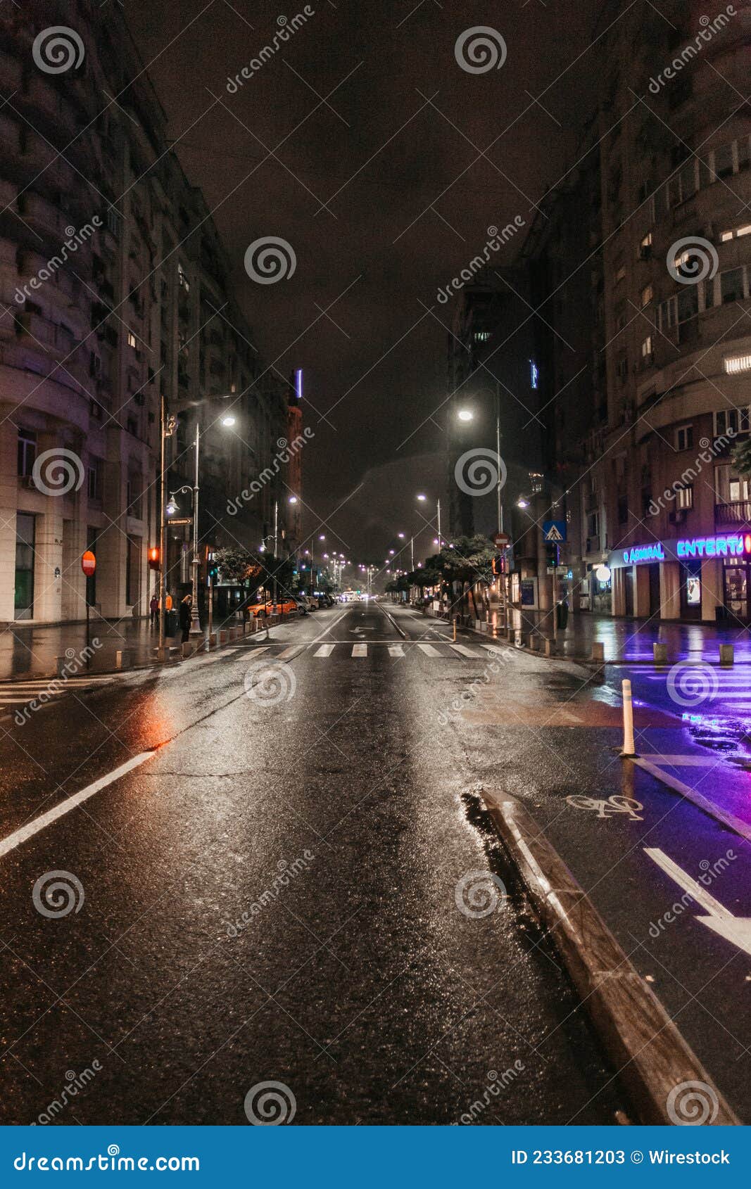 Calle Iluminada En Una Ciudad Moderna Foto de archivo editorial ...