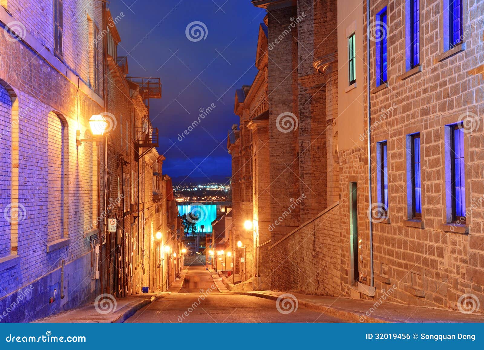 Calle Vieja De La Ciudad De Quebec Foto de archivo - Imagen de quebec ...