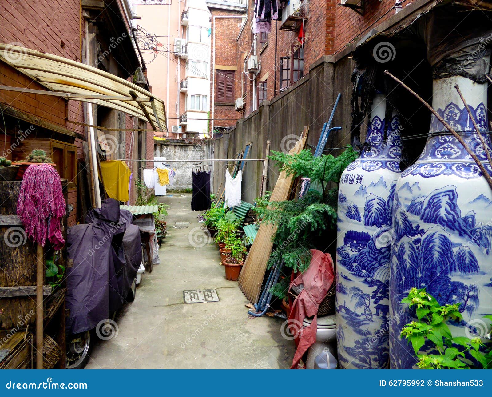 Callejón de Shangai fotografía editorial. Imagen de alto - 62795992