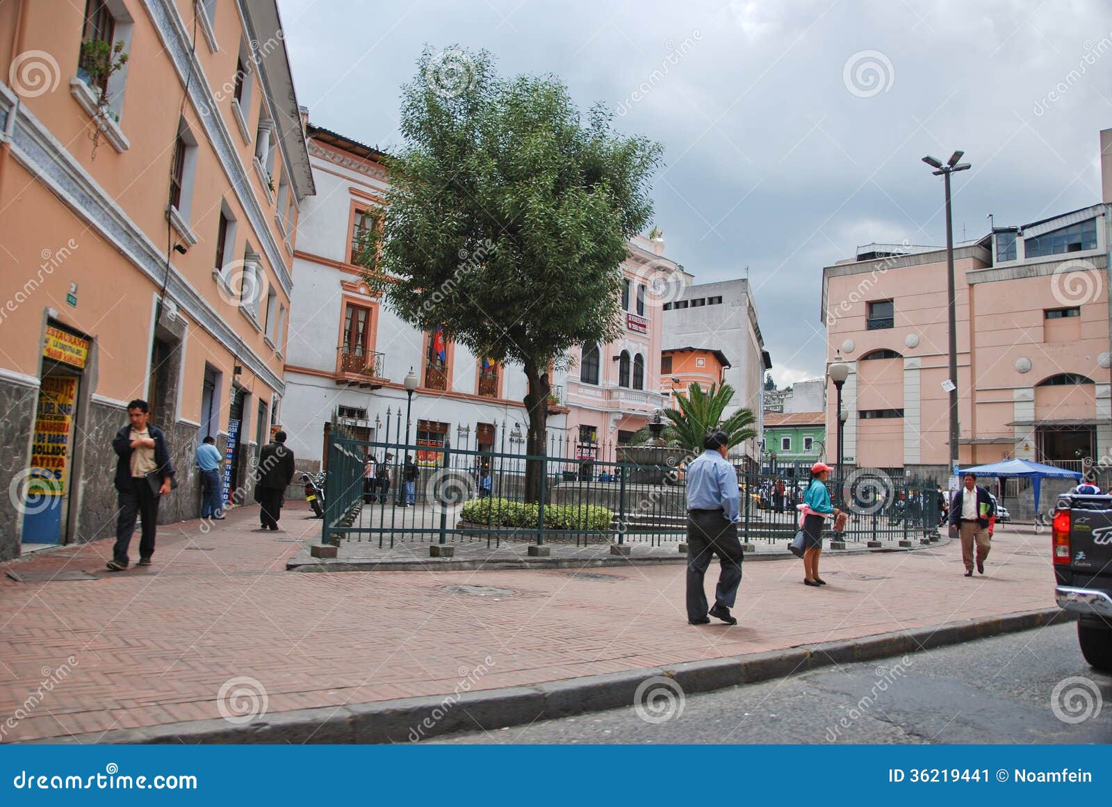 Calles coloniales de Quito foto editorial. Imagen de gente - 36219441