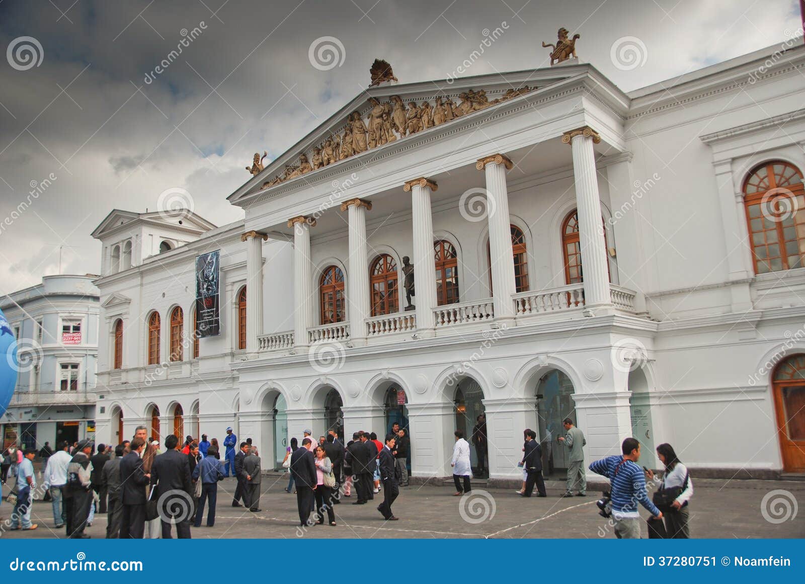 Calles coloniales de Quito foto editorial. Imagen de ciudad - 37280751