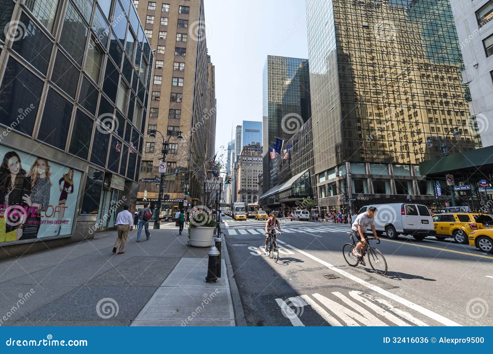 Calles de Manhattan foto editorial. Imagen de hombre - 32416036