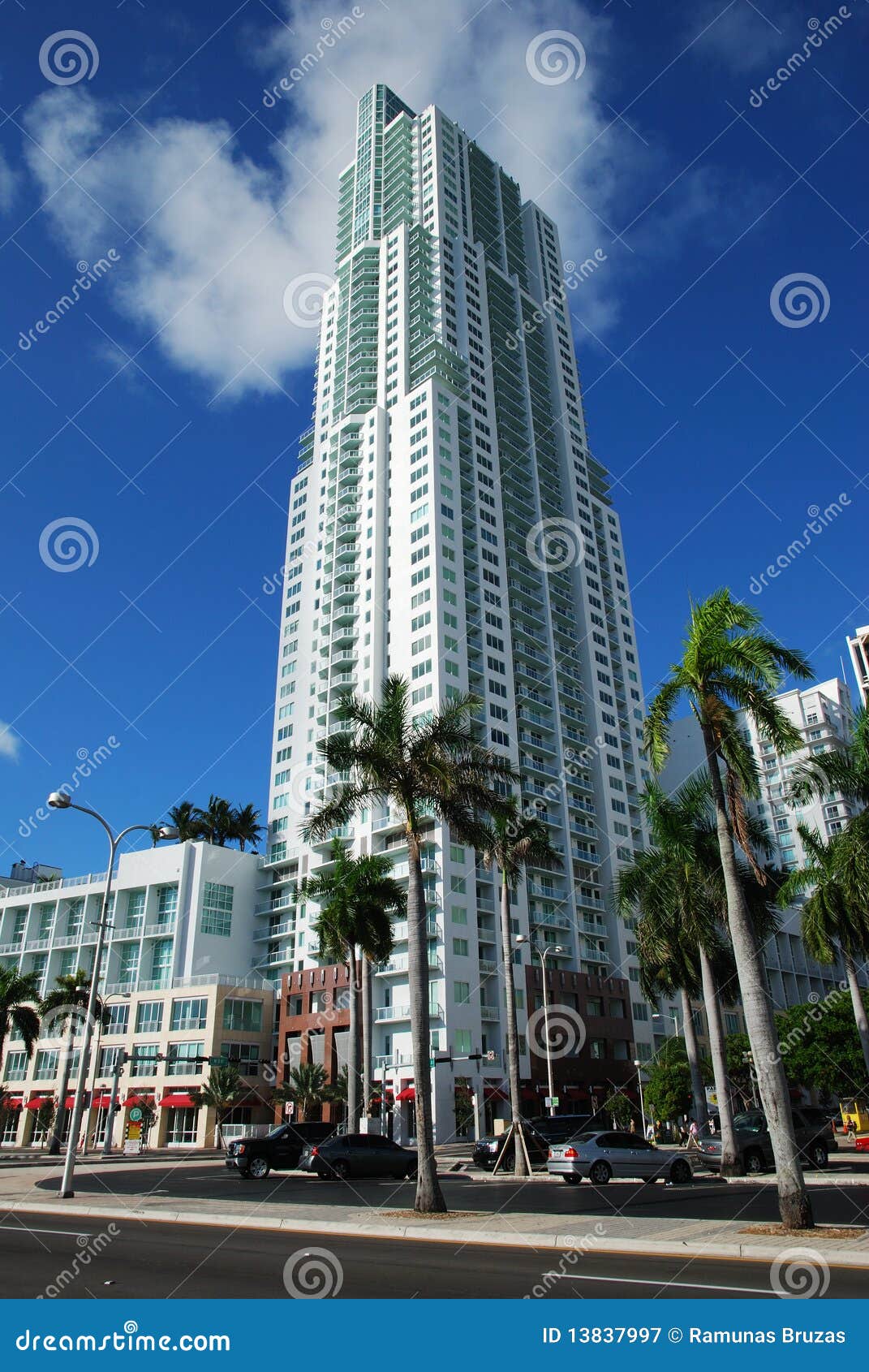 Calles de Miami imagen de archivo. Imagen de rascacielos - 13837997