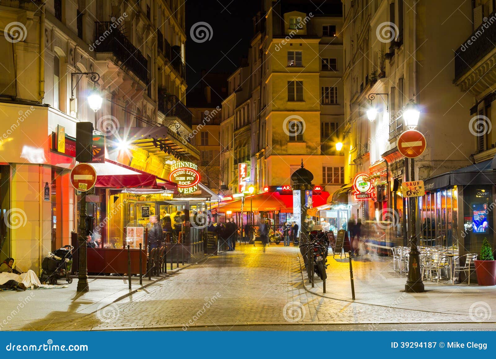 Calles De Paris De Noche Night Street In Paris, Quiet.