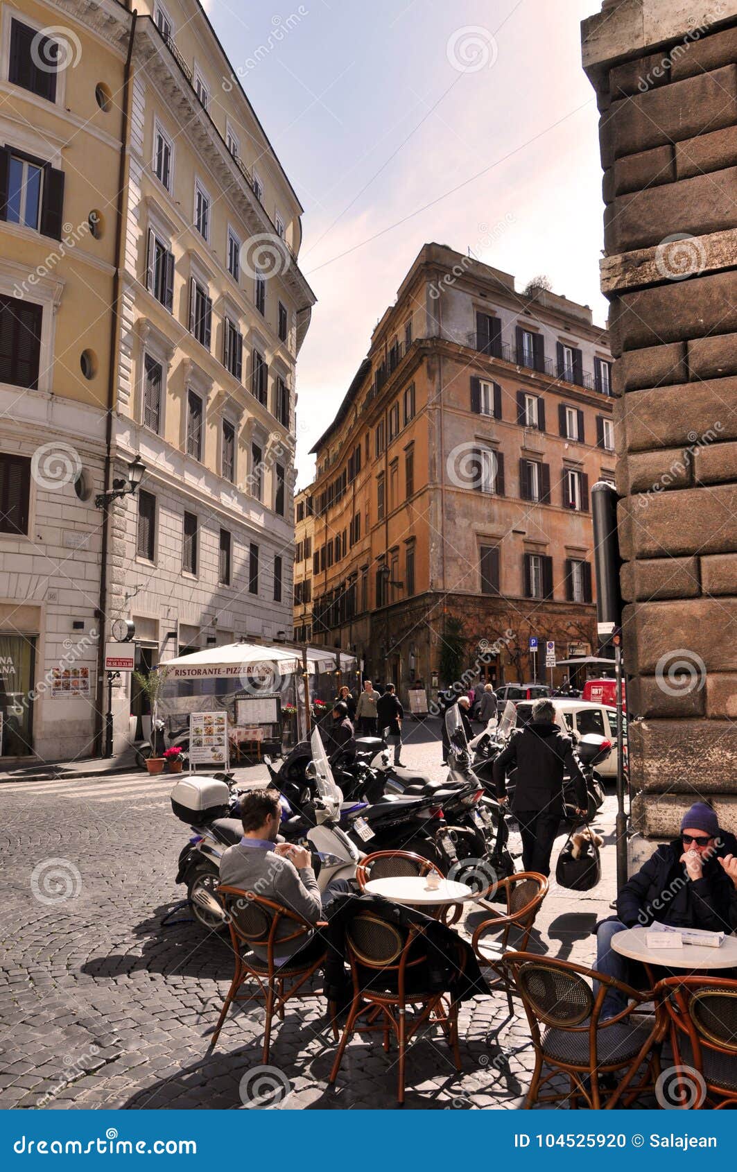 Calles de Roma imagen editorial. Imagen de roma, italiano - 104525920