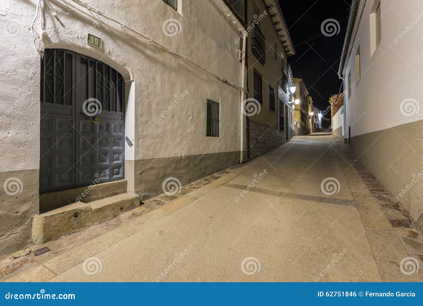 Calles de un pueblo foto de archivo. Imagen de noche - 62751846