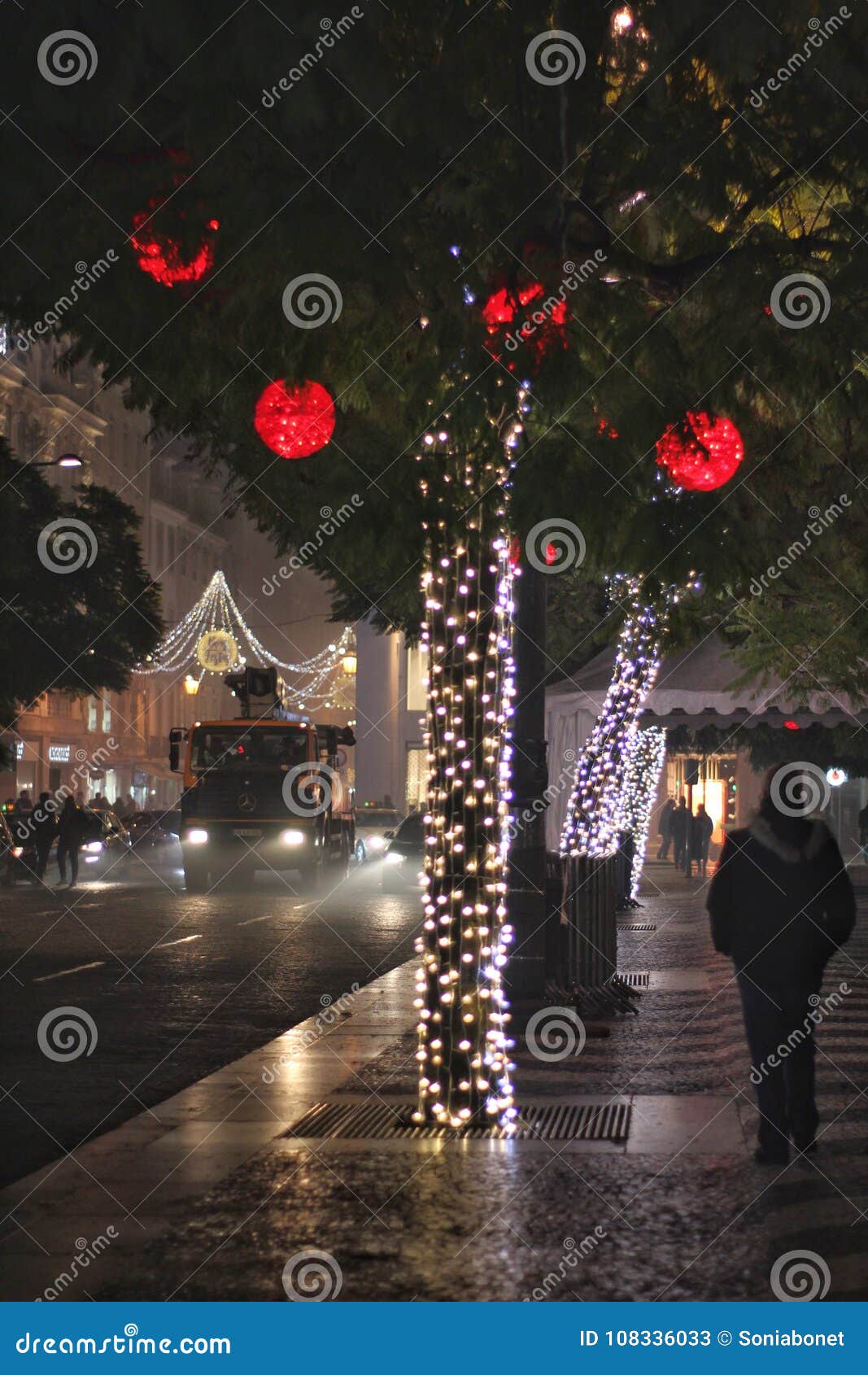Calles, Edificios Y Cuadrados Iluminados En La Navidad En Lisbo Foto de ...