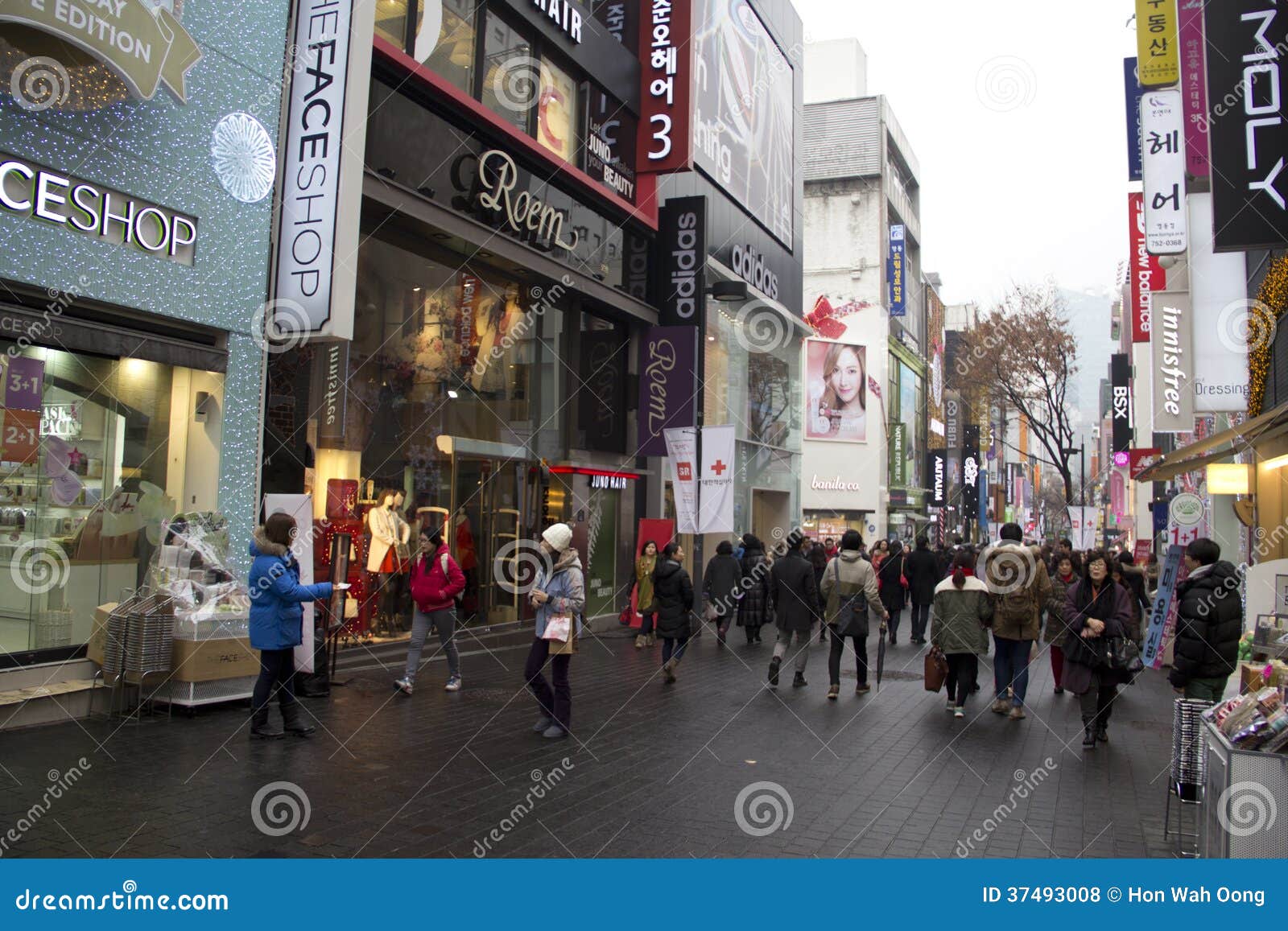 Calles Muy Transitadas De Myeongdong Seul Corea Foto de archivo ...