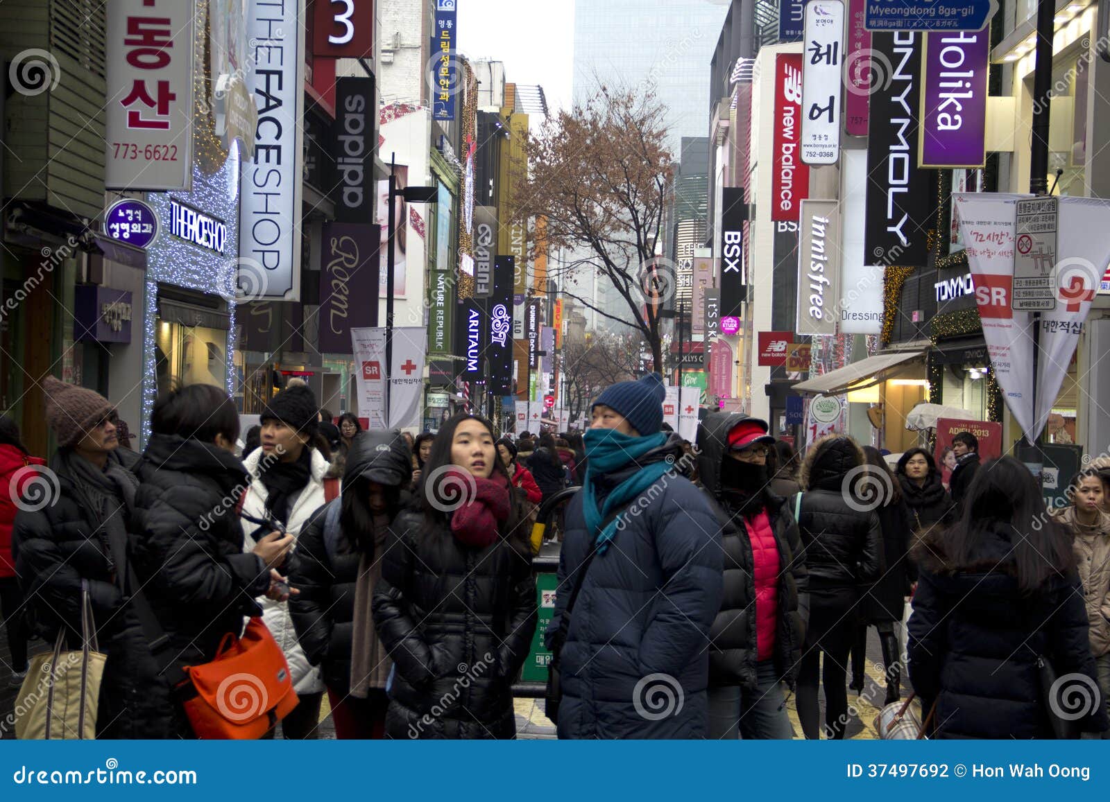 Calles Muy Transitadas De Myeongdong Seul Corea Fotografía editorial ...