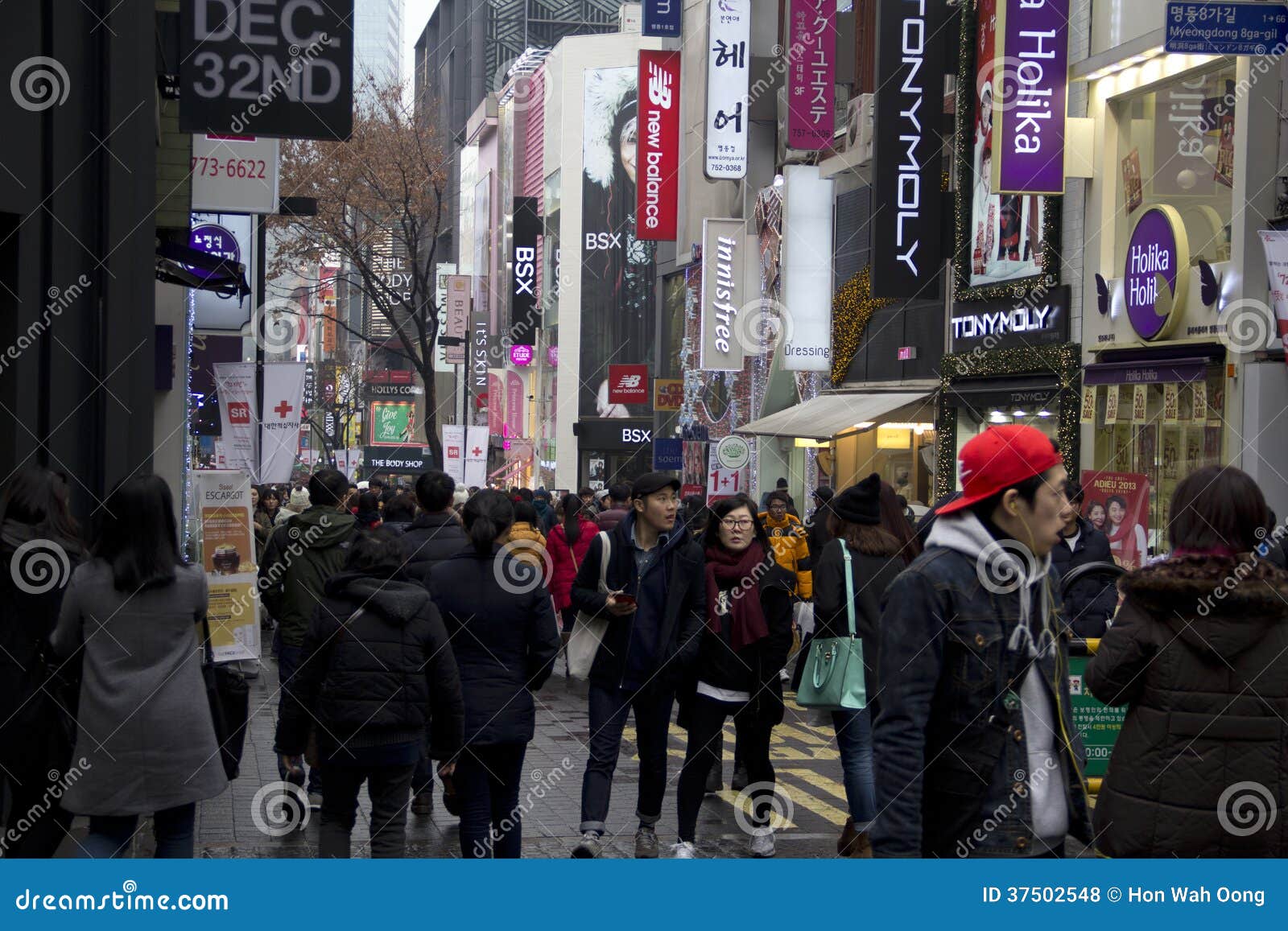 Calles Muy Transitadas De Myeongdong Seul Corea Foto de archivo ...