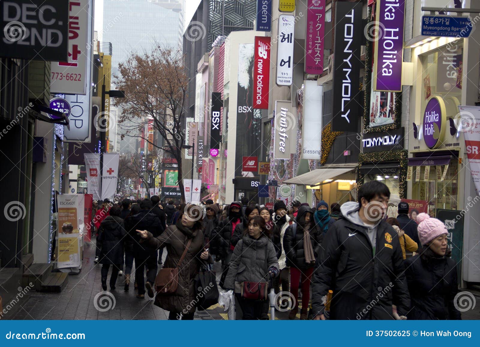 Calles Muy Transitadas De Myeongdong Seul Corea Imagen editorial ...
