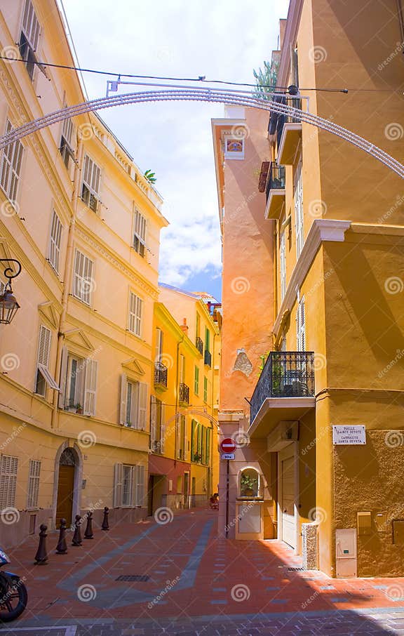 Calles Y Edificios Del Casco Antiguo De Monacoville Monaco Imagen de ...