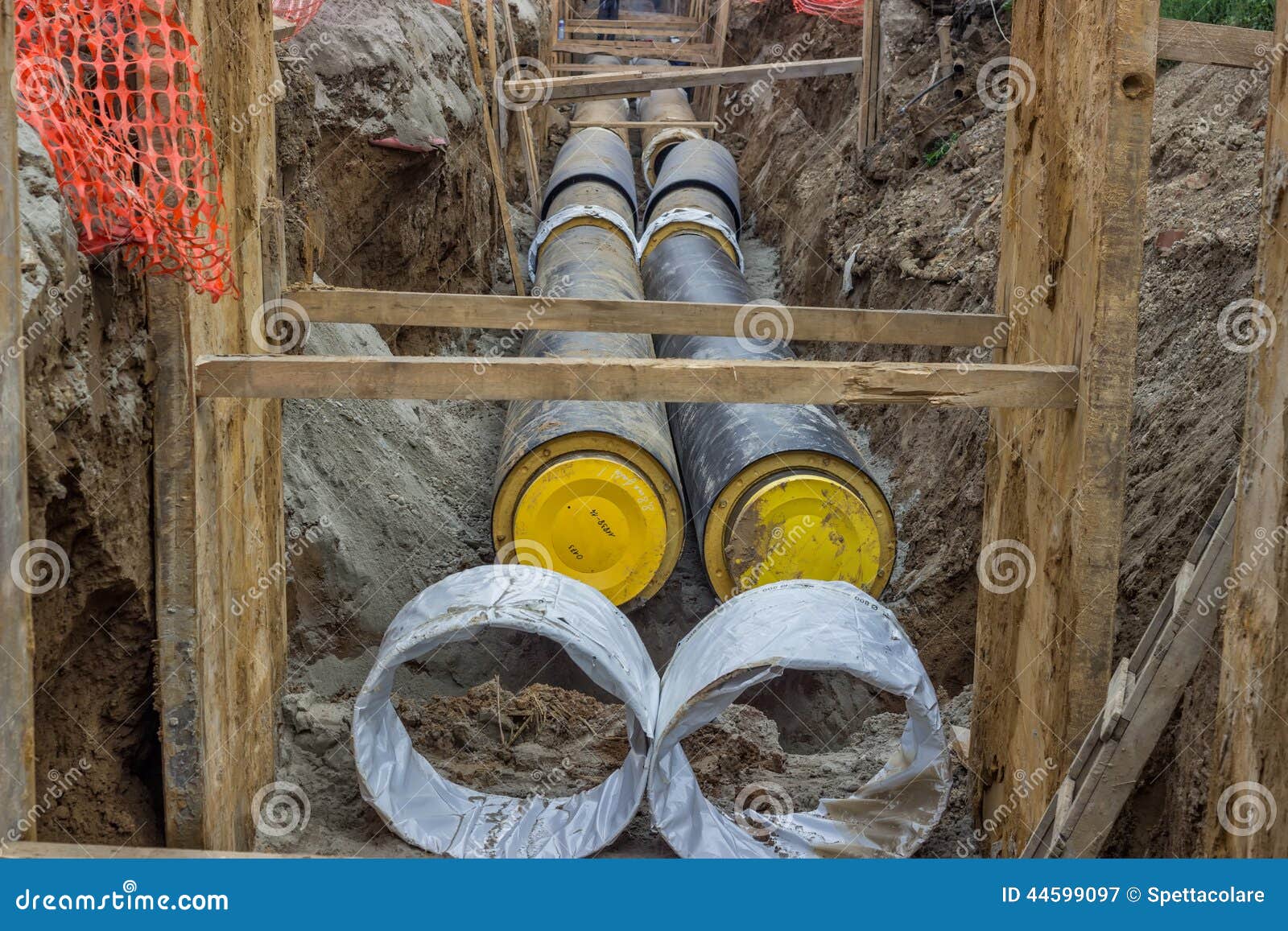 Caloducs dans le fossé 2 image stock. Image du ingénierie - 44599097