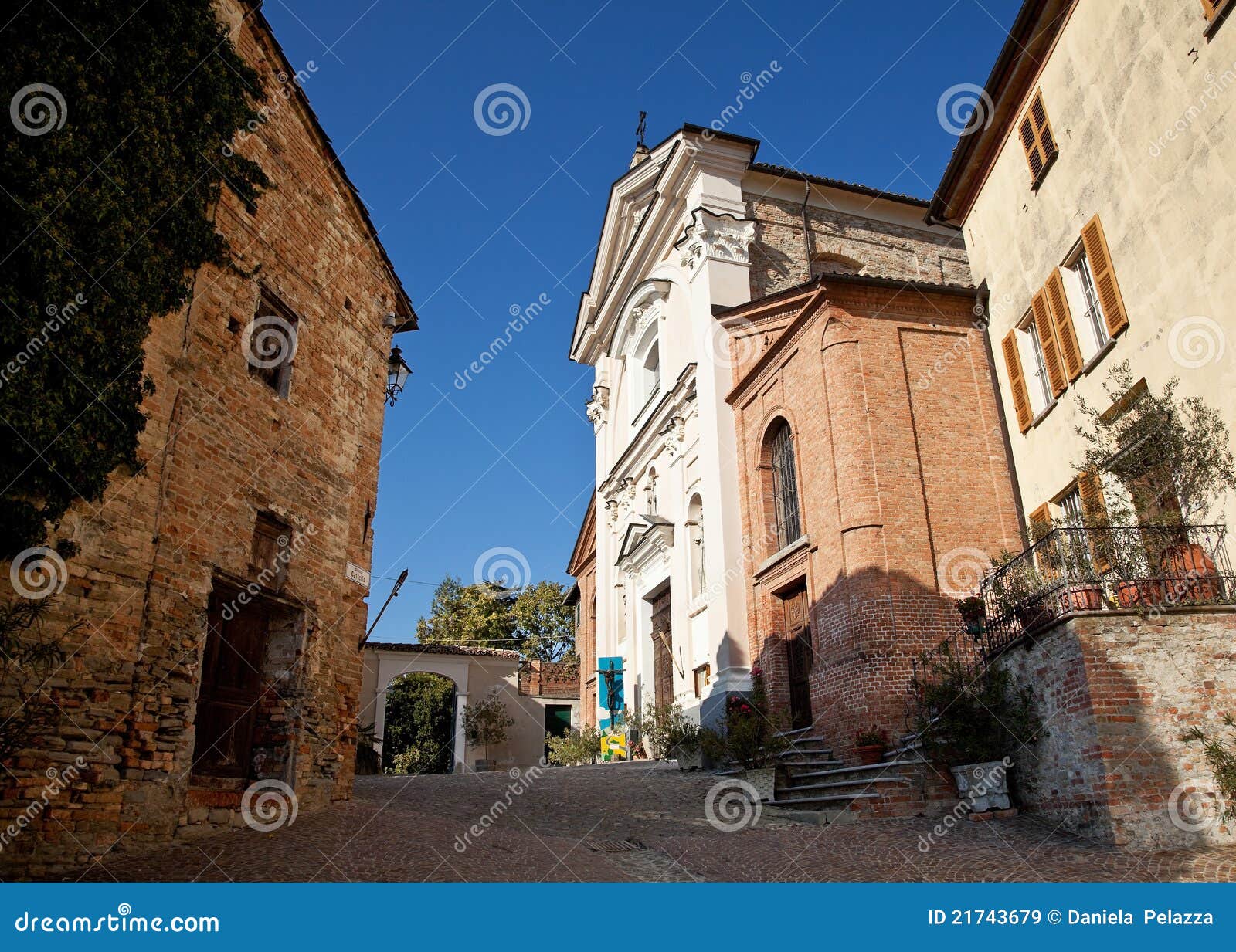 Calosso, Vicino Ad Asti, L'Italia Immagine Stock - Immagine di portello ...