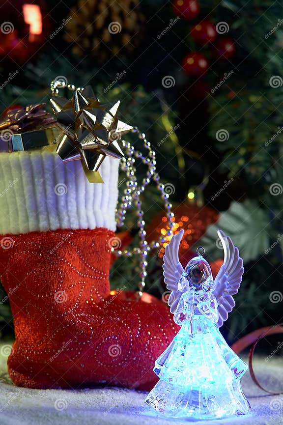 Calza Di Natale E Di Angelo Con I Presente Immagine Stock - Immagine di ...