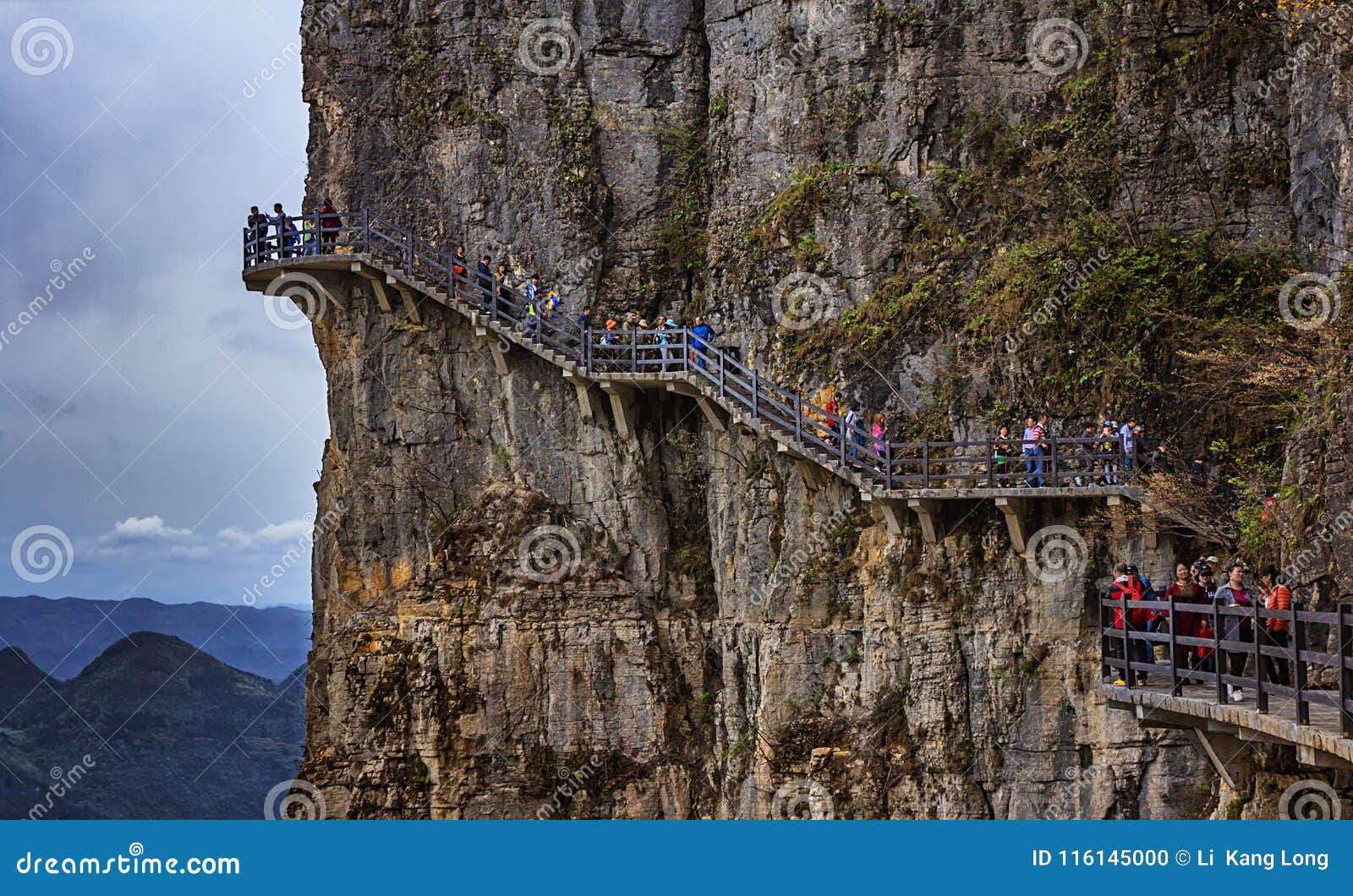 Calzada Peatonal En El Acantilado Imagen editorial - Imagen de cubo ...