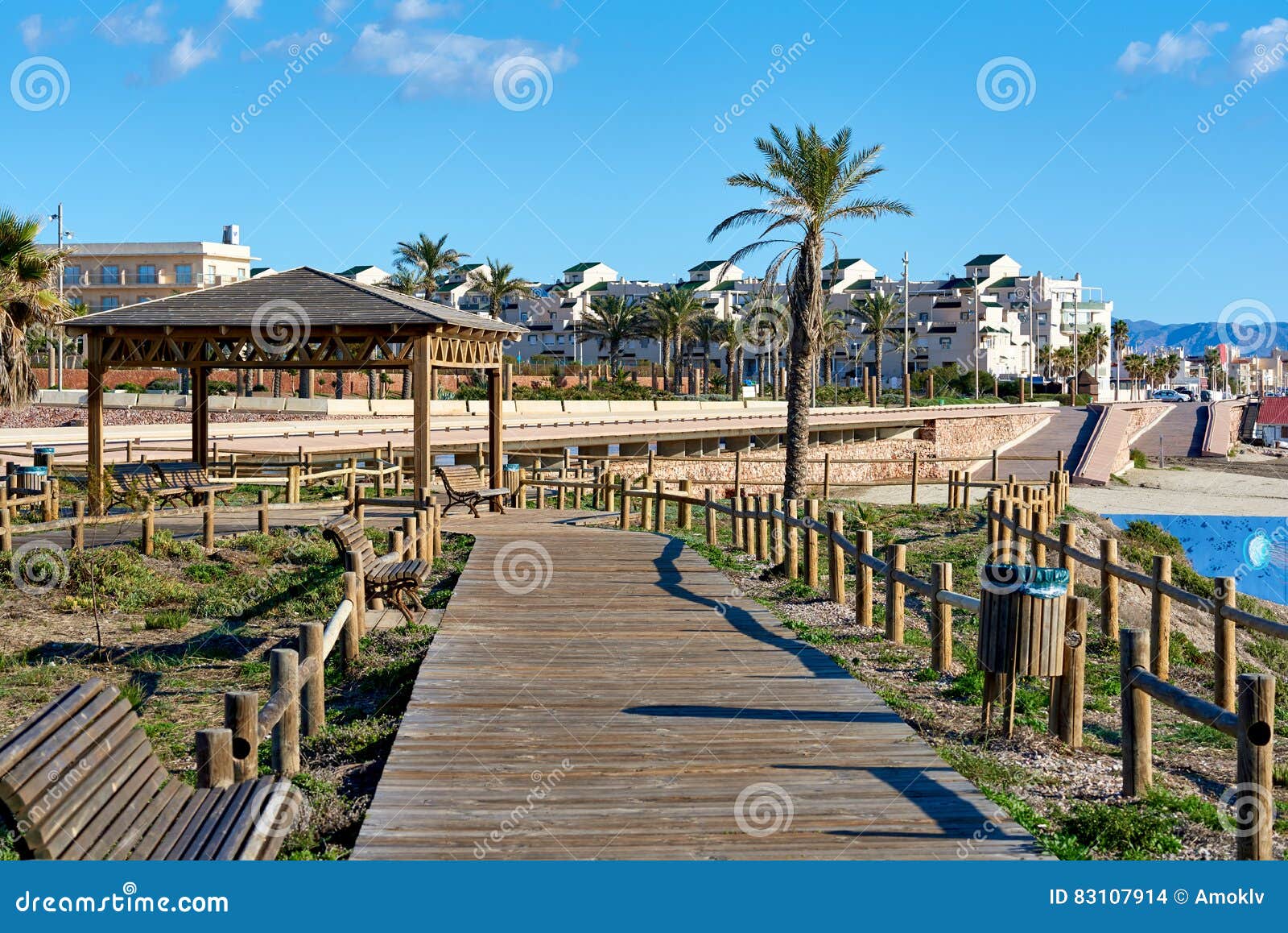 Calzada Peatonal En El Parque De Retamar Foto de archivo - Imagen de ...
