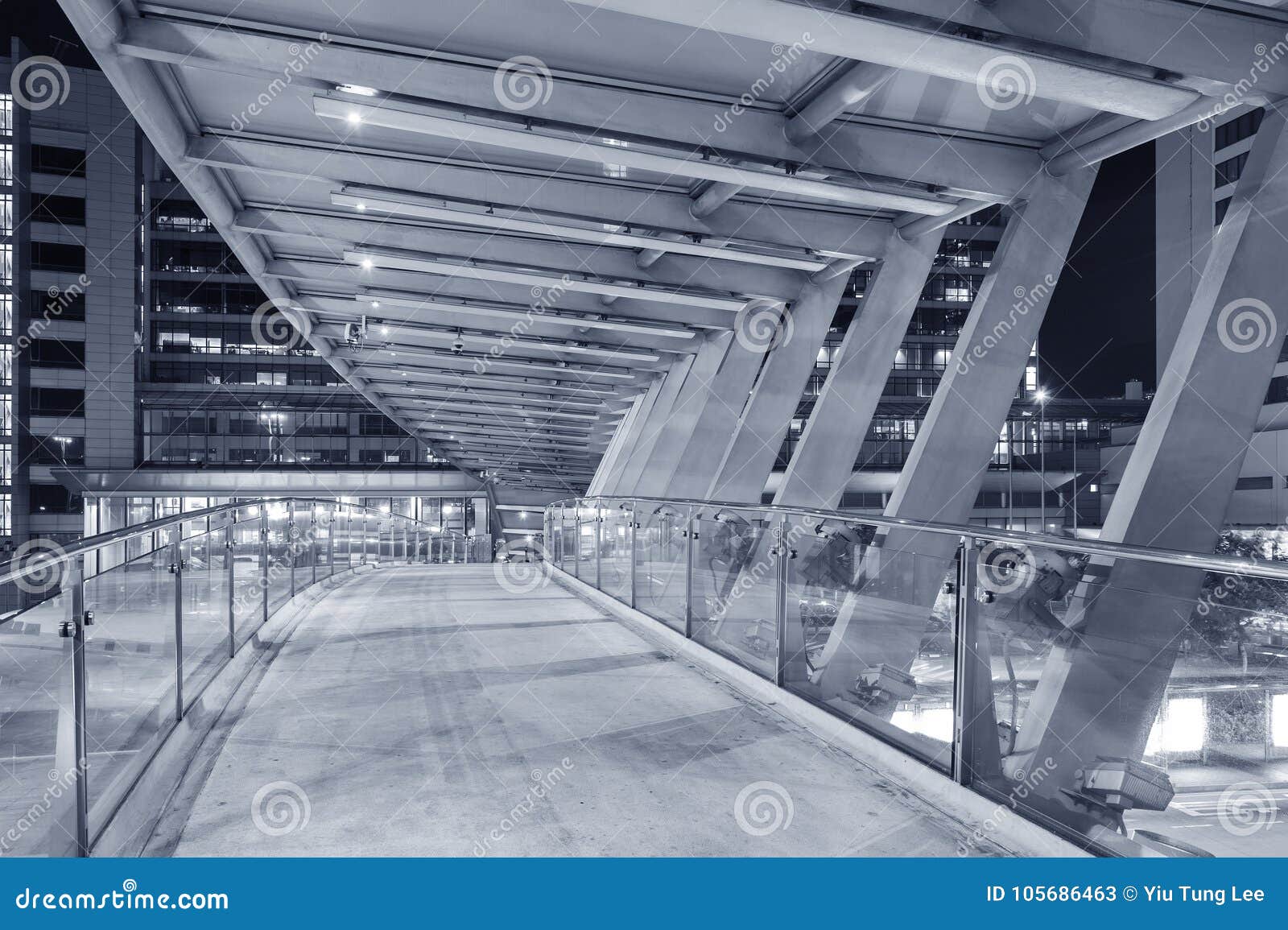 Calzada peatonal moderna imagen de archivo. Imagen de oficina - 105686463