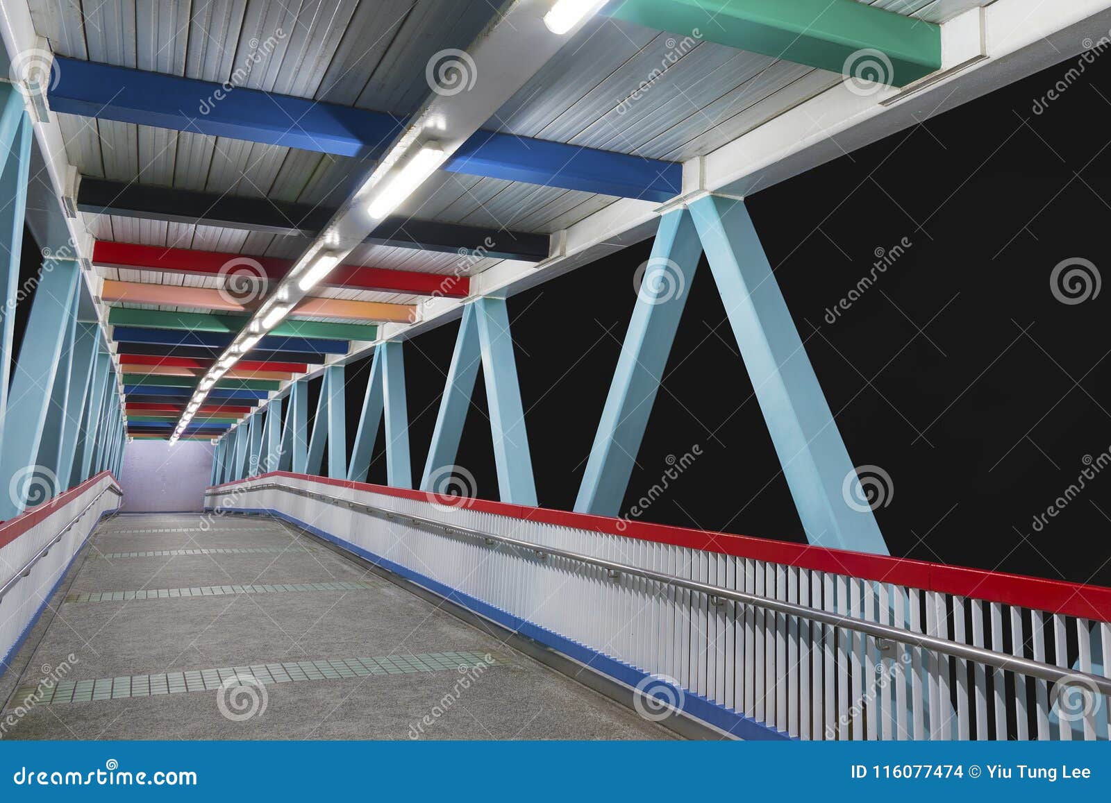 Calzada peatonal moderna foto de archivo. Imagen de azulejo - 116077474