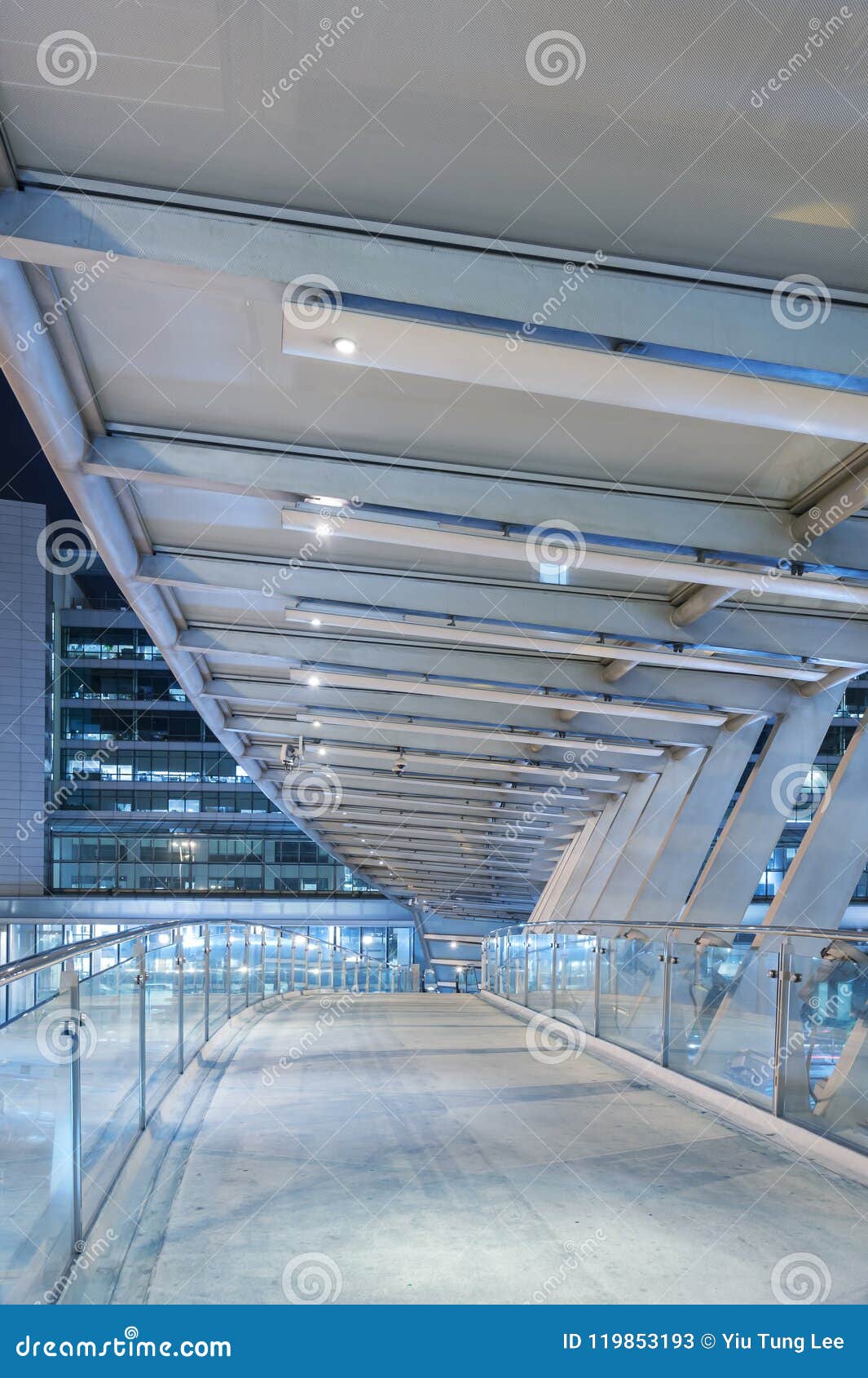 Calzada peatonal moderna imagen de archivo. Imagen de ciudad - 119853193