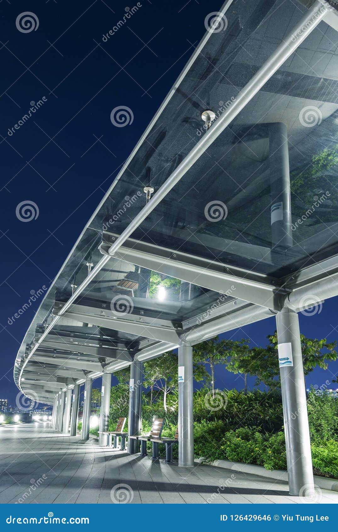 Calzada peatonal moderna foto de archivo. Imagen de exterior - 126429646