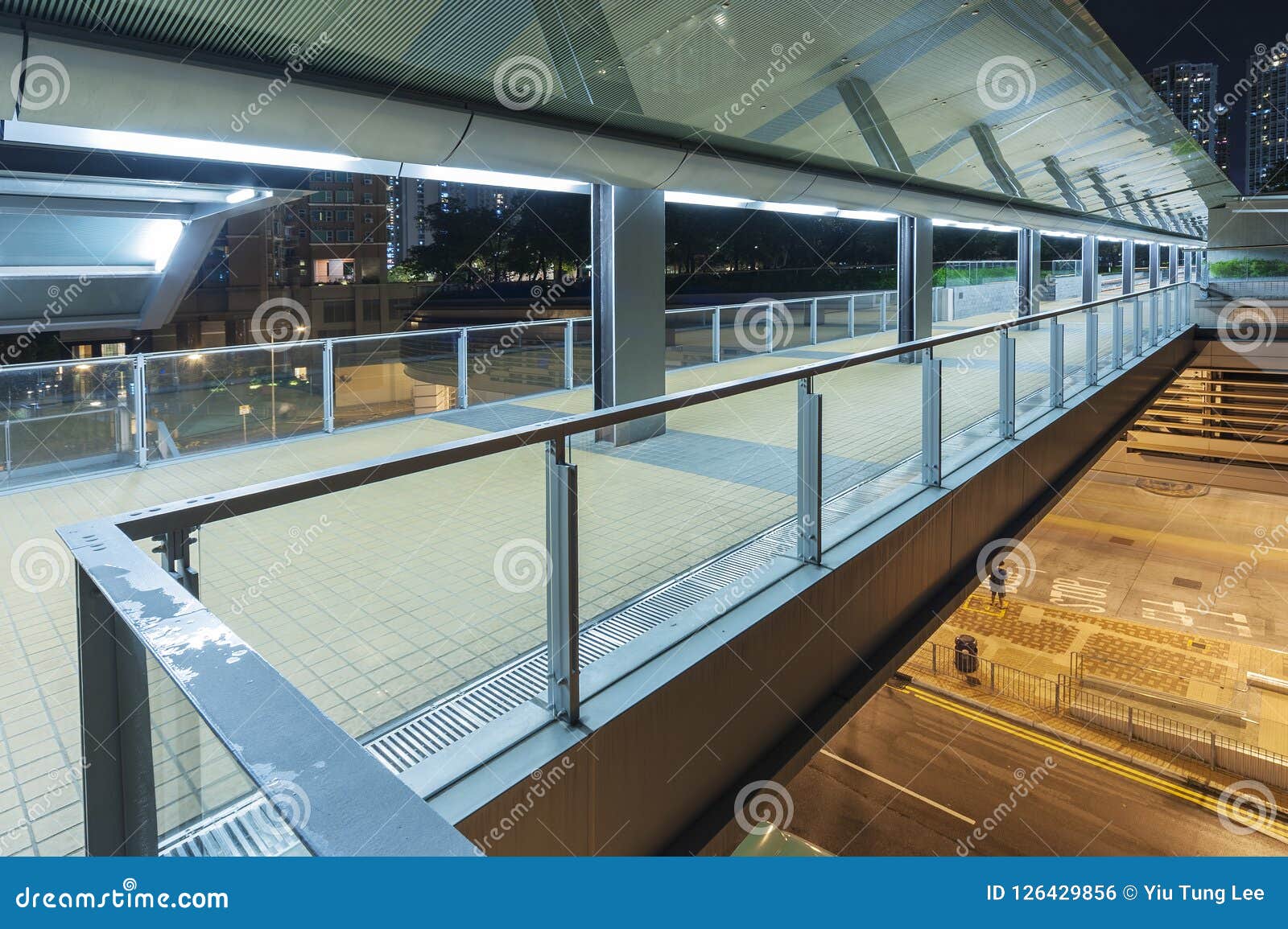 Calzada peatonal moderna foto de archivo. Imagen de noche - 126429856