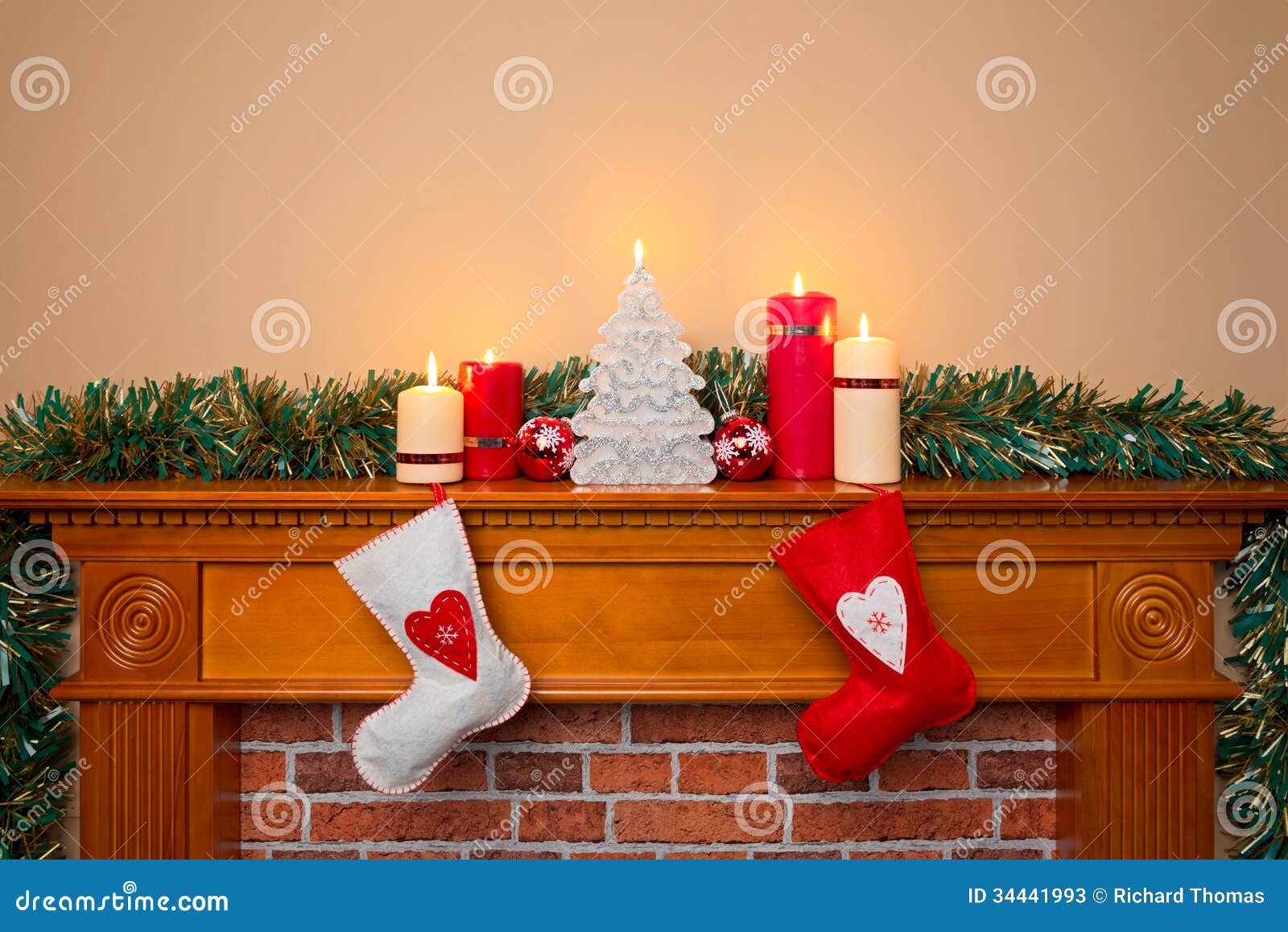 Calze Di Natale Sopra Un Camino Immagine Stock - Immagine di festivo ...