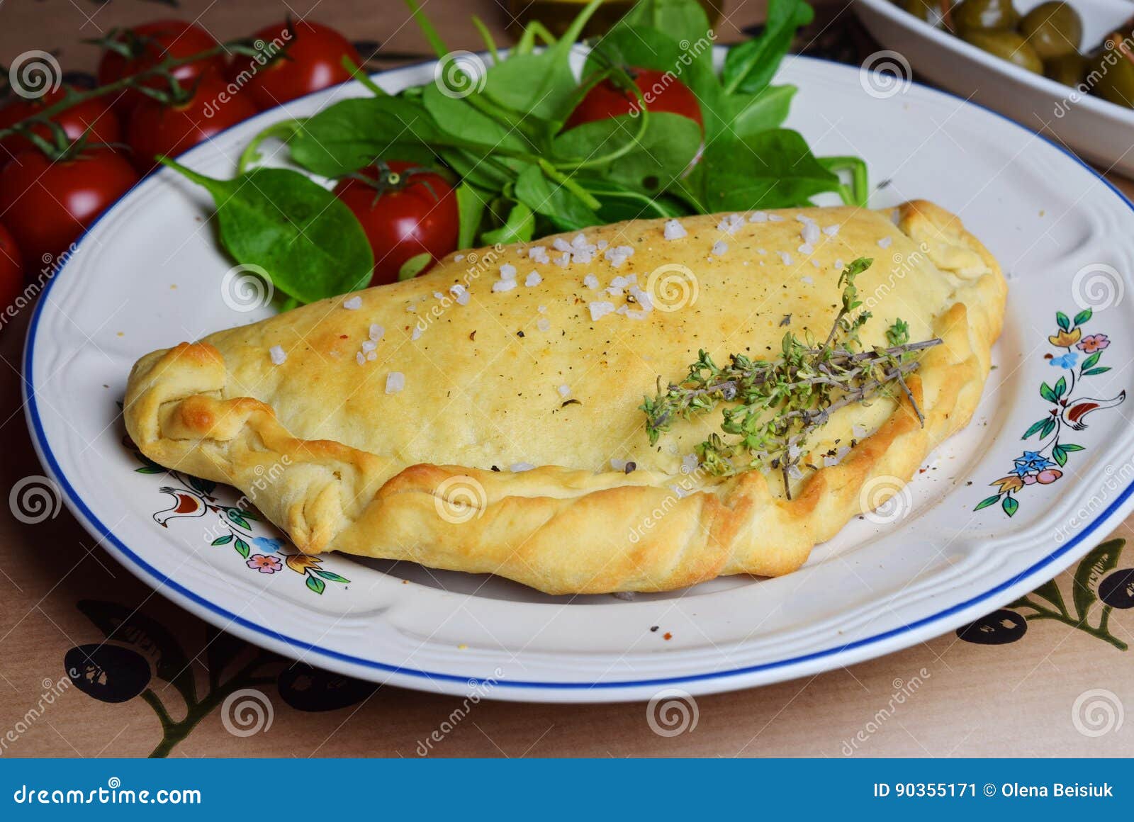 Calzone - Pizza Enchida Com Tomate, Mussarela E Presunto Imagem de ...