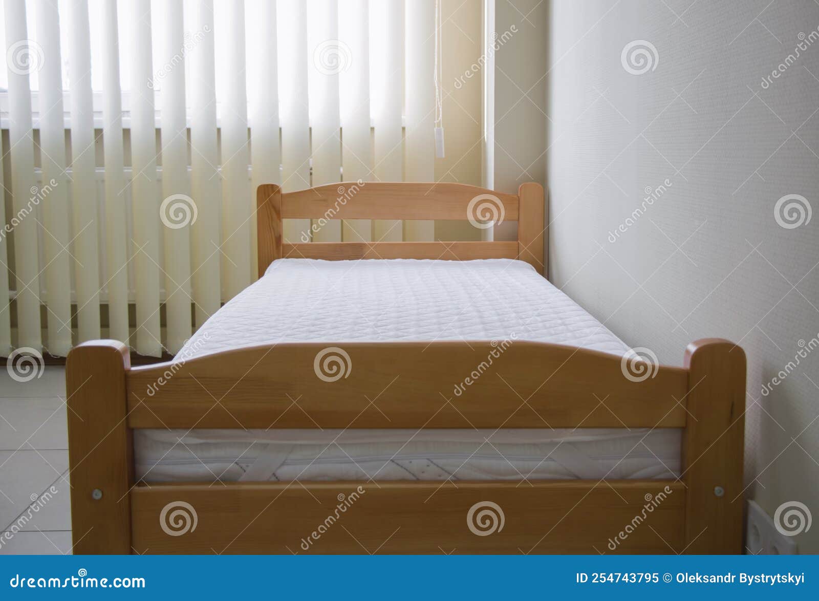 Cama Con Cajones De Madera Lacada Imagen de archivo - Imagen de blanco ...