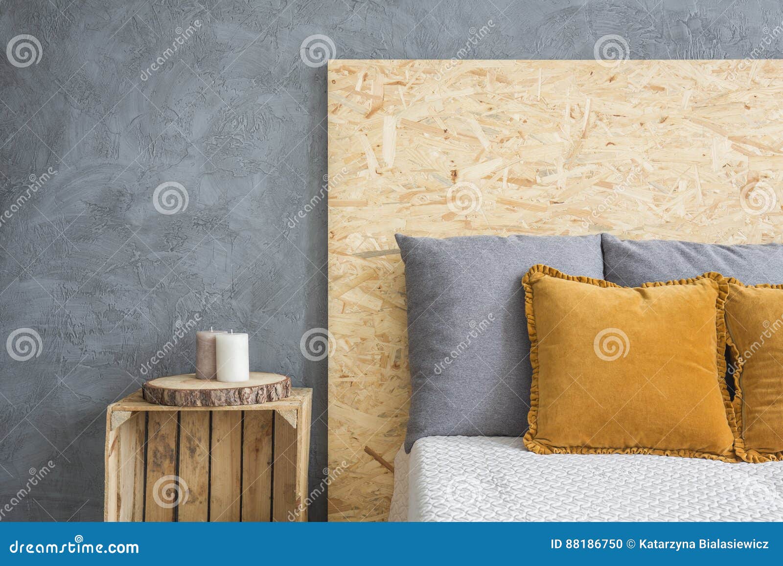 Cama con haeadboard de OSB foto de archivo. Imagen de cubo - 88186750