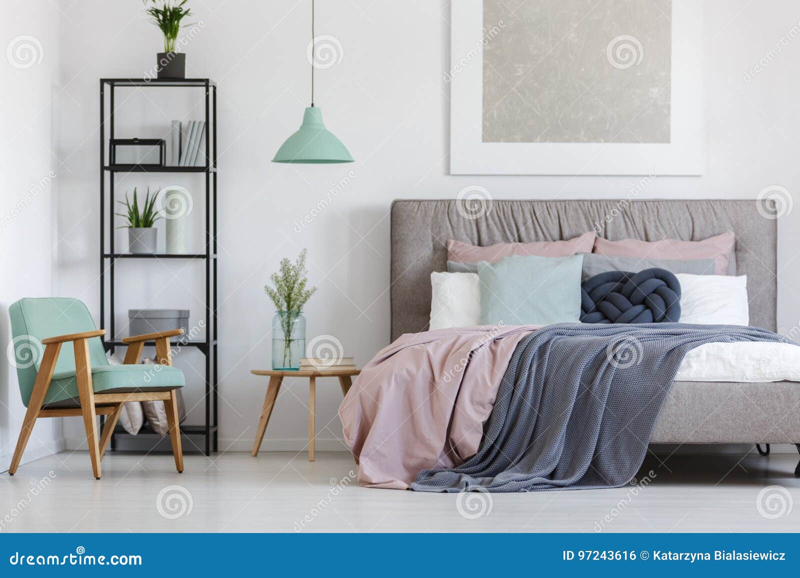 Cama Con Lecho En Colores Pastel Foto de archivo - Imagen de cabecera ...