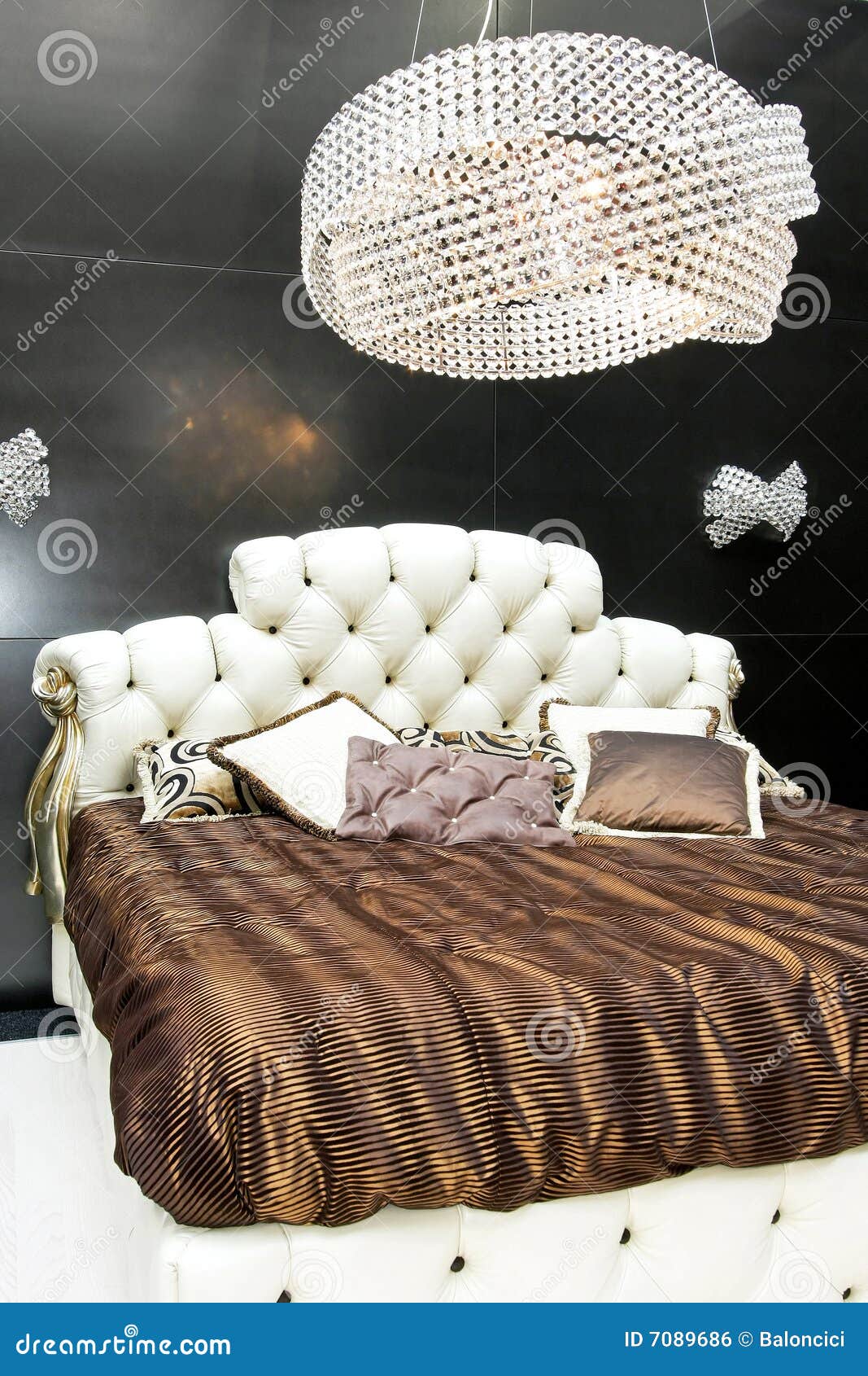 Cama de lujo del rey foto de archivo. Imagen de interior - 7089686