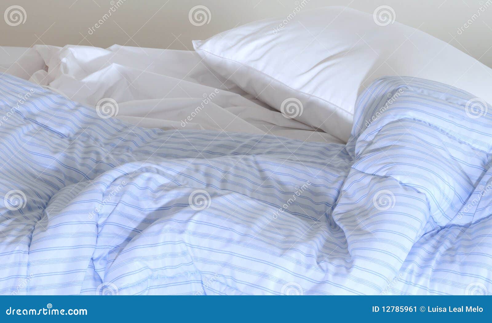 Cama desatendida. imagen de archivo. Imagen de mullido - 12785961