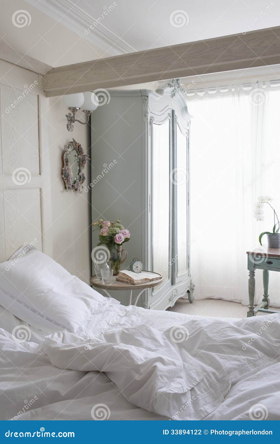 Cama desfeita desarrumado foto de stock. Imagem de vaso - 33894122