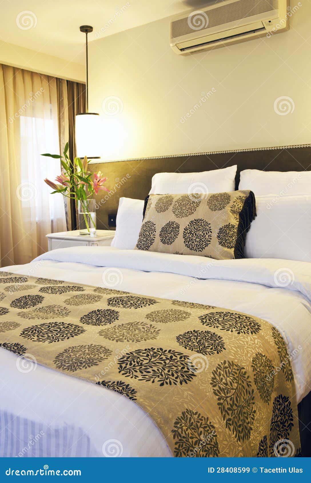 Cama do hotel imagem de stock. Imagem de tampa, câmara - 28408599